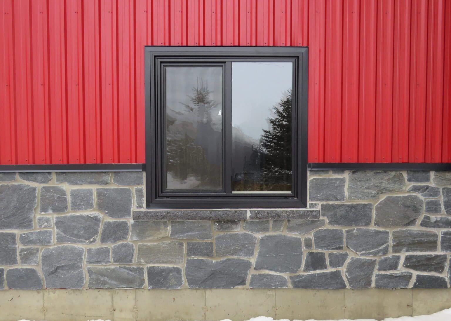 Dublin Castle Rock Real Stone Veneer Exterior Wainscoting | Quarry Mill