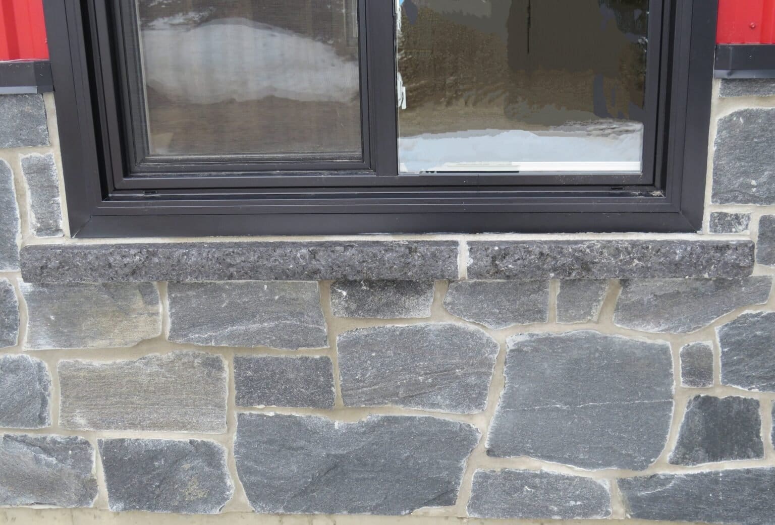 Dublin Castle Rock Real Stone Veneer Exterior Wainscoting | Quarry Mill